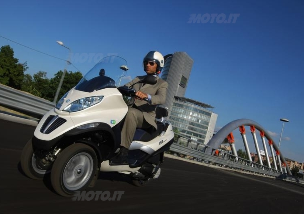 Piaggio presenta MP3 300ie, anche Hybrid - News - Moto.it