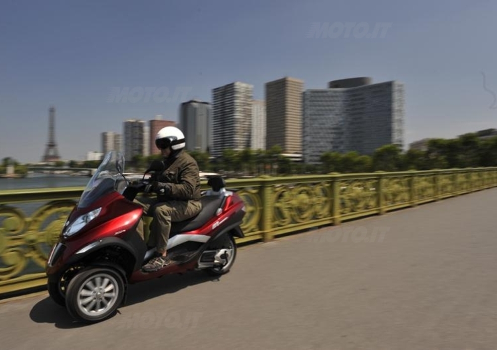 Prova Piaggio MP3 300 i.e. e Hybrid - Prove - Moto.it