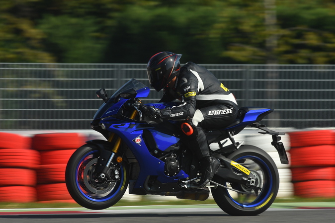 Yamaha YZF-R1 vs. YZF-R6 vs YZF-R3 - La Stampa