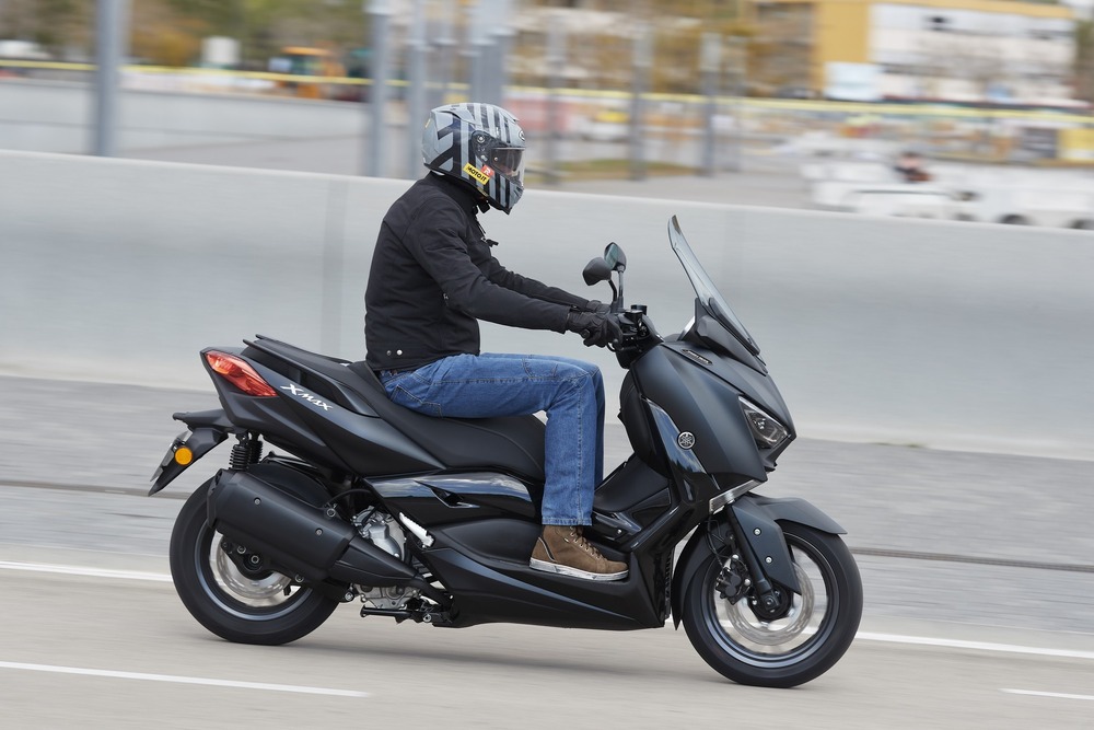 Prova Yamaha XMAX Iron Max, TEST: ancora più stile e comfort - Prove ...