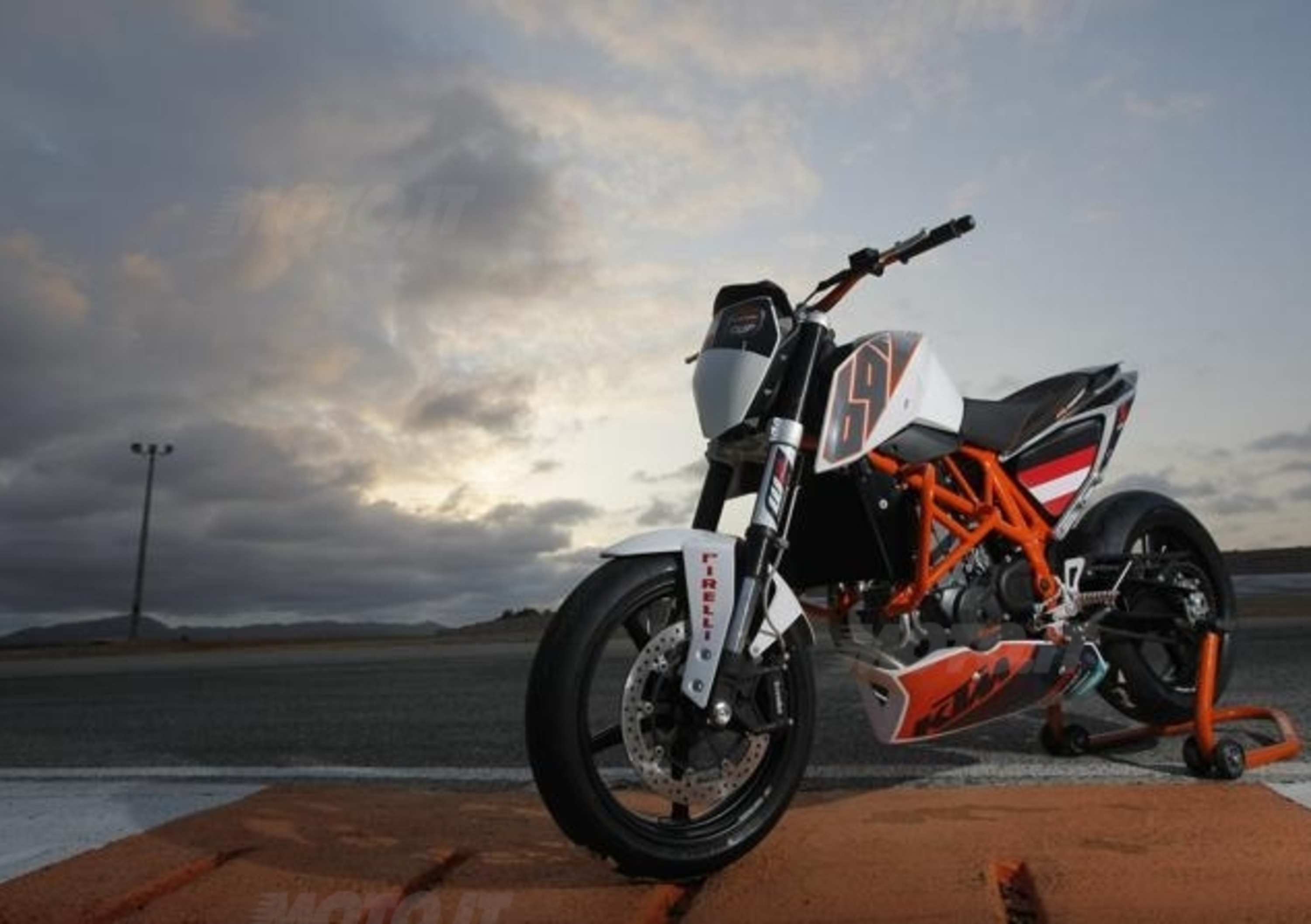 KTM 690 Duke in versione speciale Track - News - Moto.it