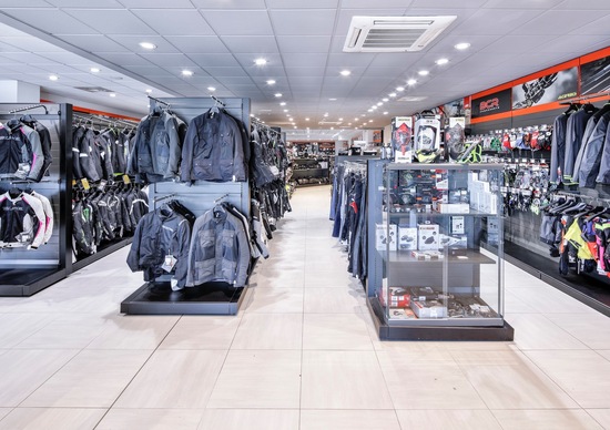 Fase 3, riaprono i negozi di abbigliamento e accessori moto: ecco le ... Fase 3, riaprono i negozi di abbigliamento e accessori moto: ecco le ...