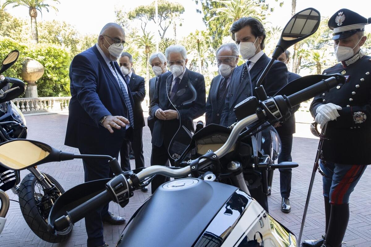 Le Moto Guzzi V85TT per i Corazzieri presentate al presidente Sergio ...